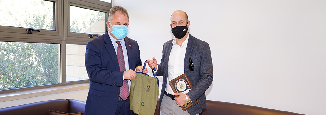 UKÜ’lü öğrenciler Avustralya Yüksek Komiseri Sam Beever ile bir araya ...